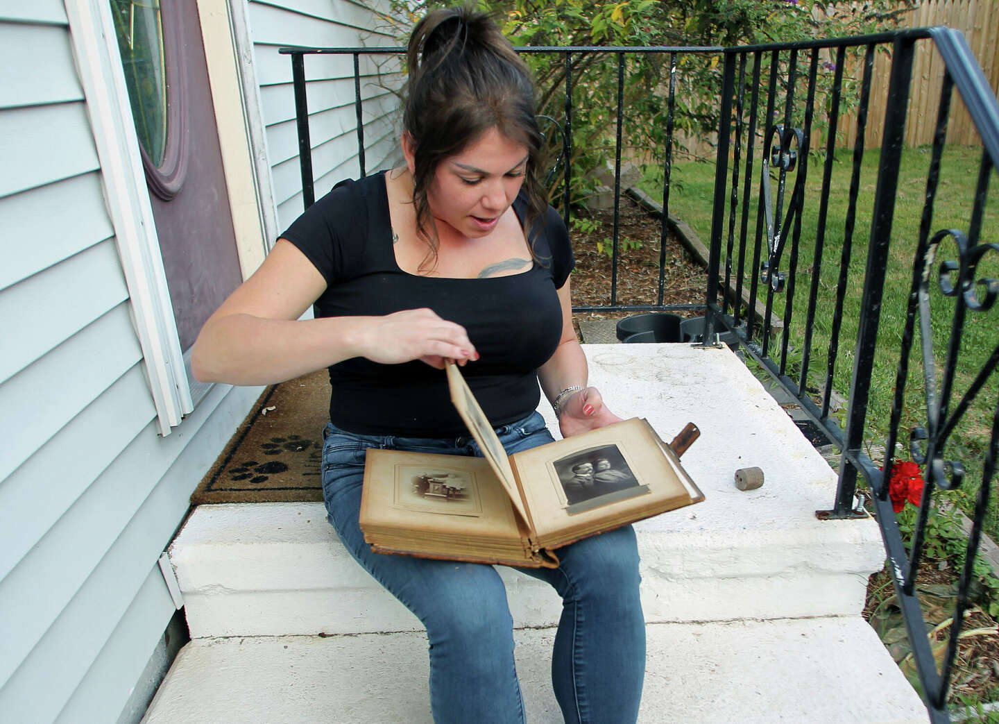 Meriden woman finds photo album tied to Timothy Hutton's family