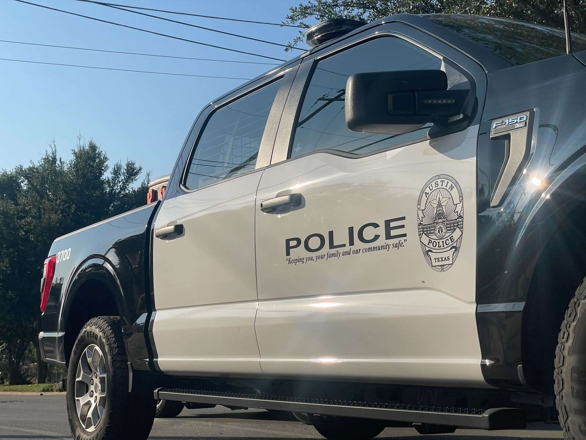 Austin police search for homicide suspect, close downtown roads