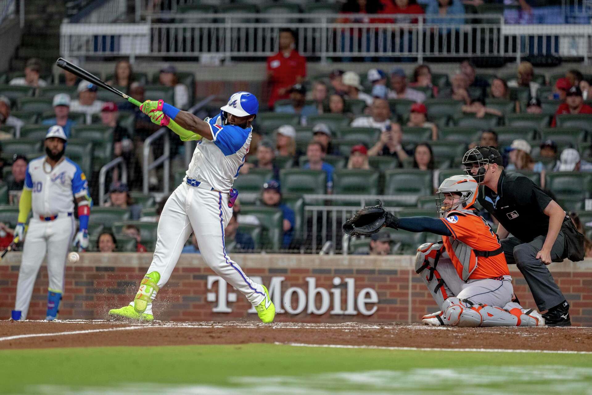 Houston Astros beat Atlanta Braves again, keep pace in AL West