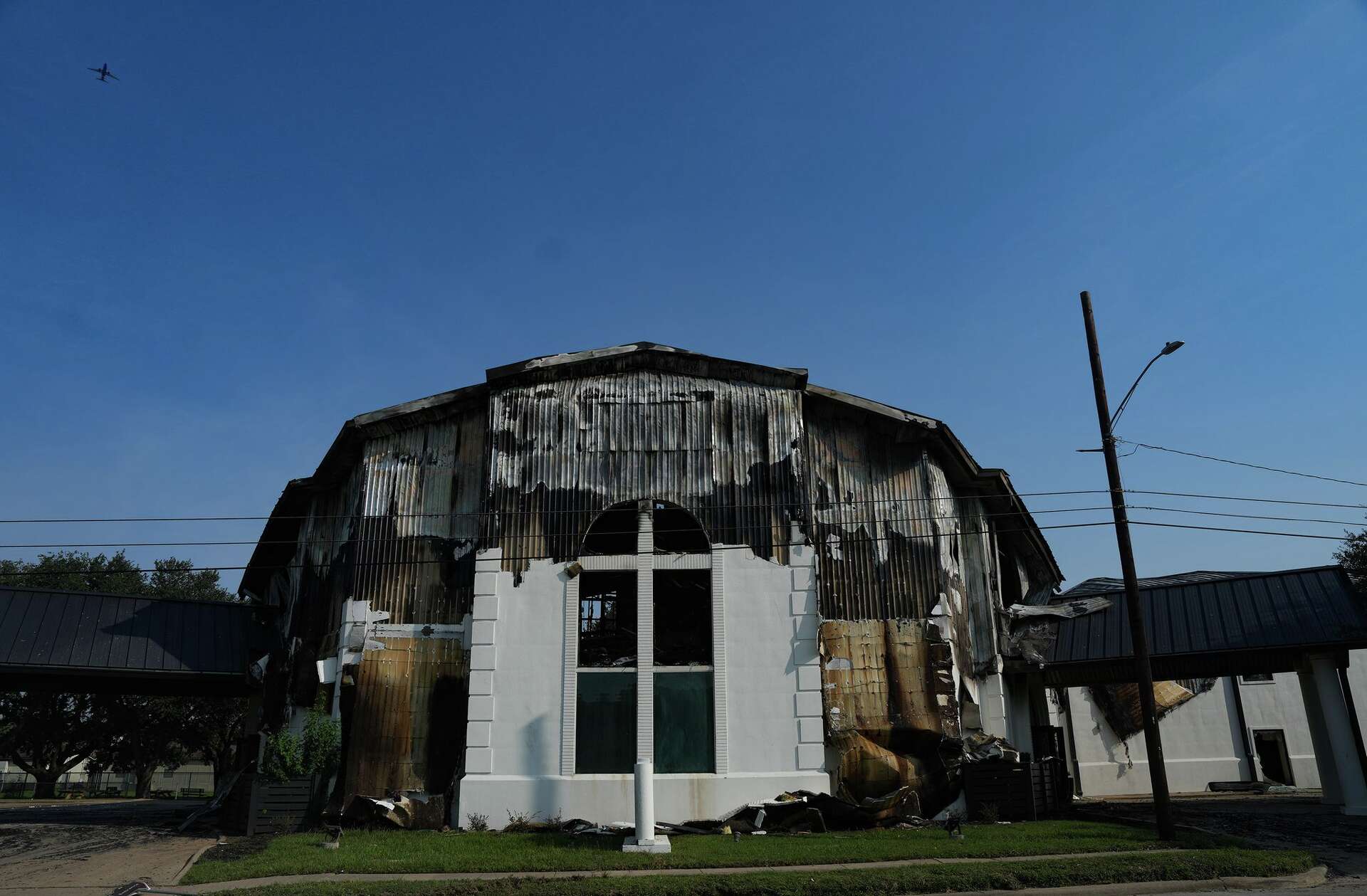 After SE Houston church fire, Sunday service goes on in Pasadena