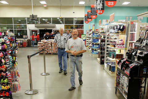How do H-E-B's curbside prices differ from in-store costs?