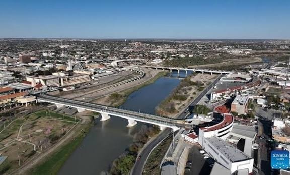 Traffic slows at downtown Laredo bridges for Mexico's Independence Day