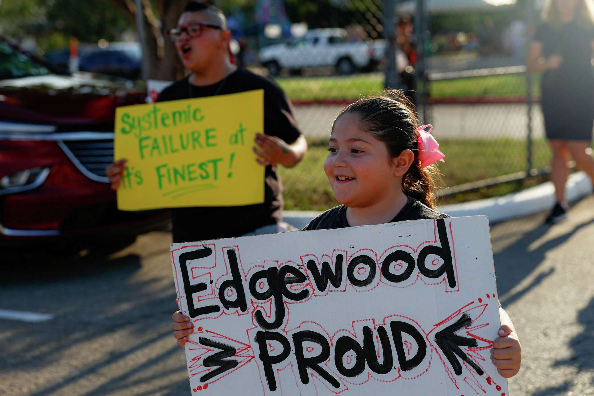 Edgewood ISD extends superintendent contract despite community protest