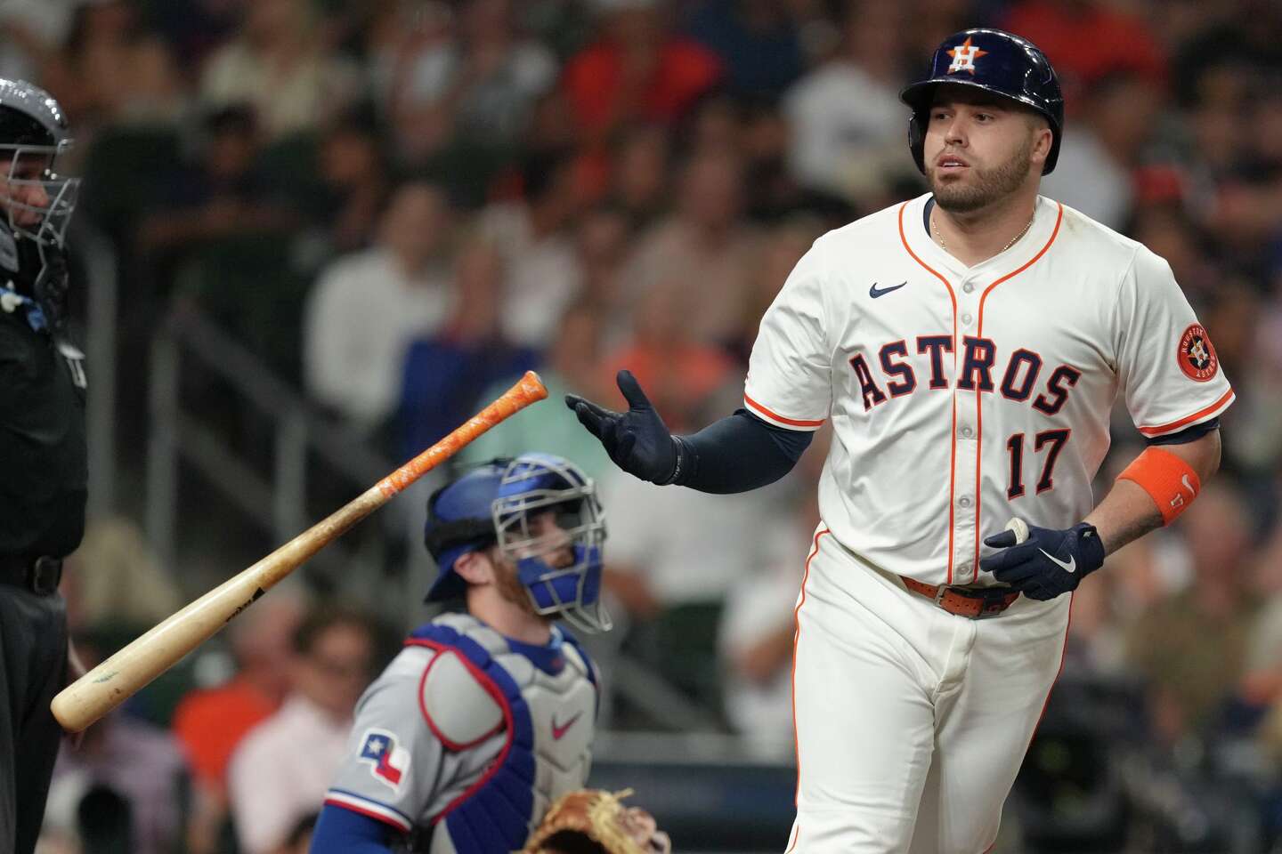 Astros sweep Rangers, move back into first place in AL West