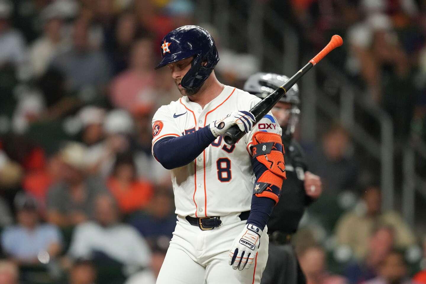 Astros sweep Rangers, move back into first place in AL West