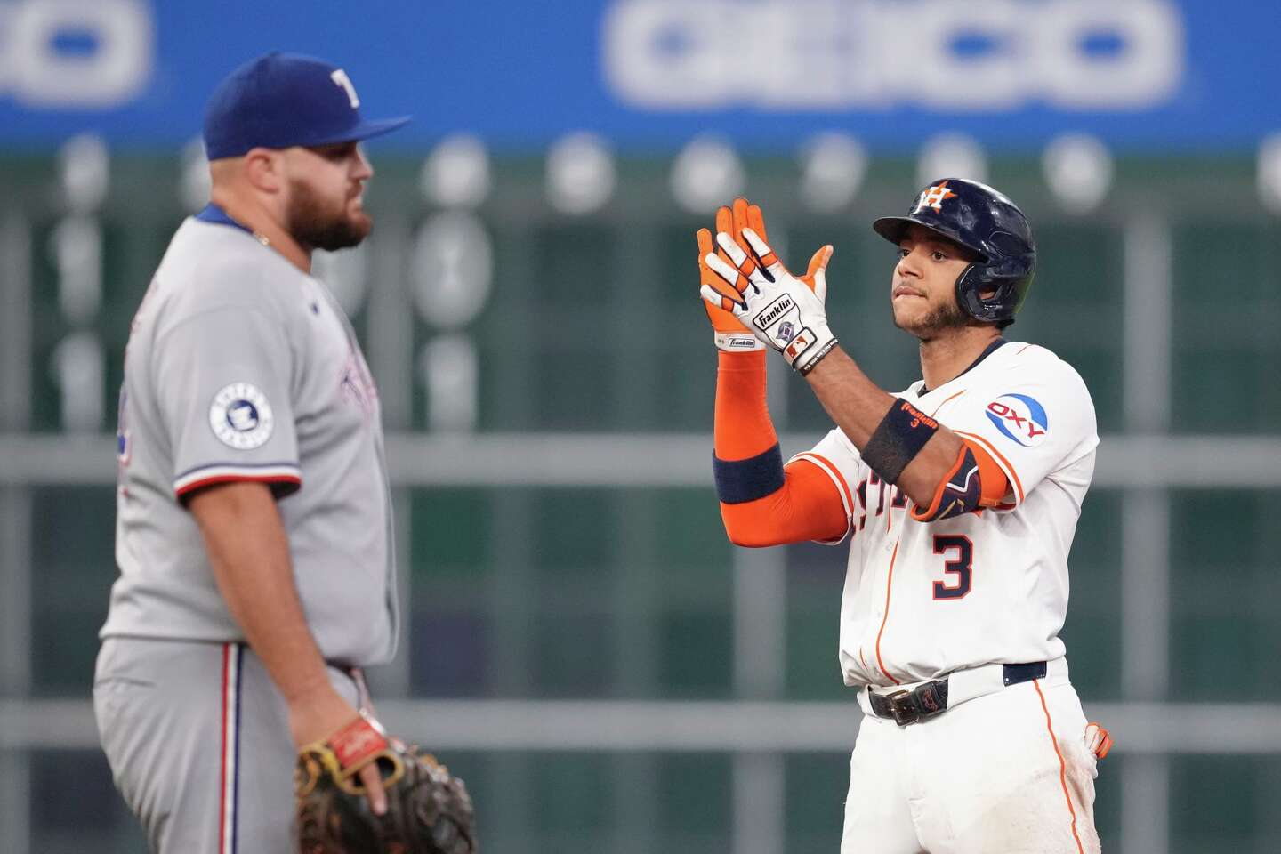 Astros sweep Rangers, move back into first place in AL West