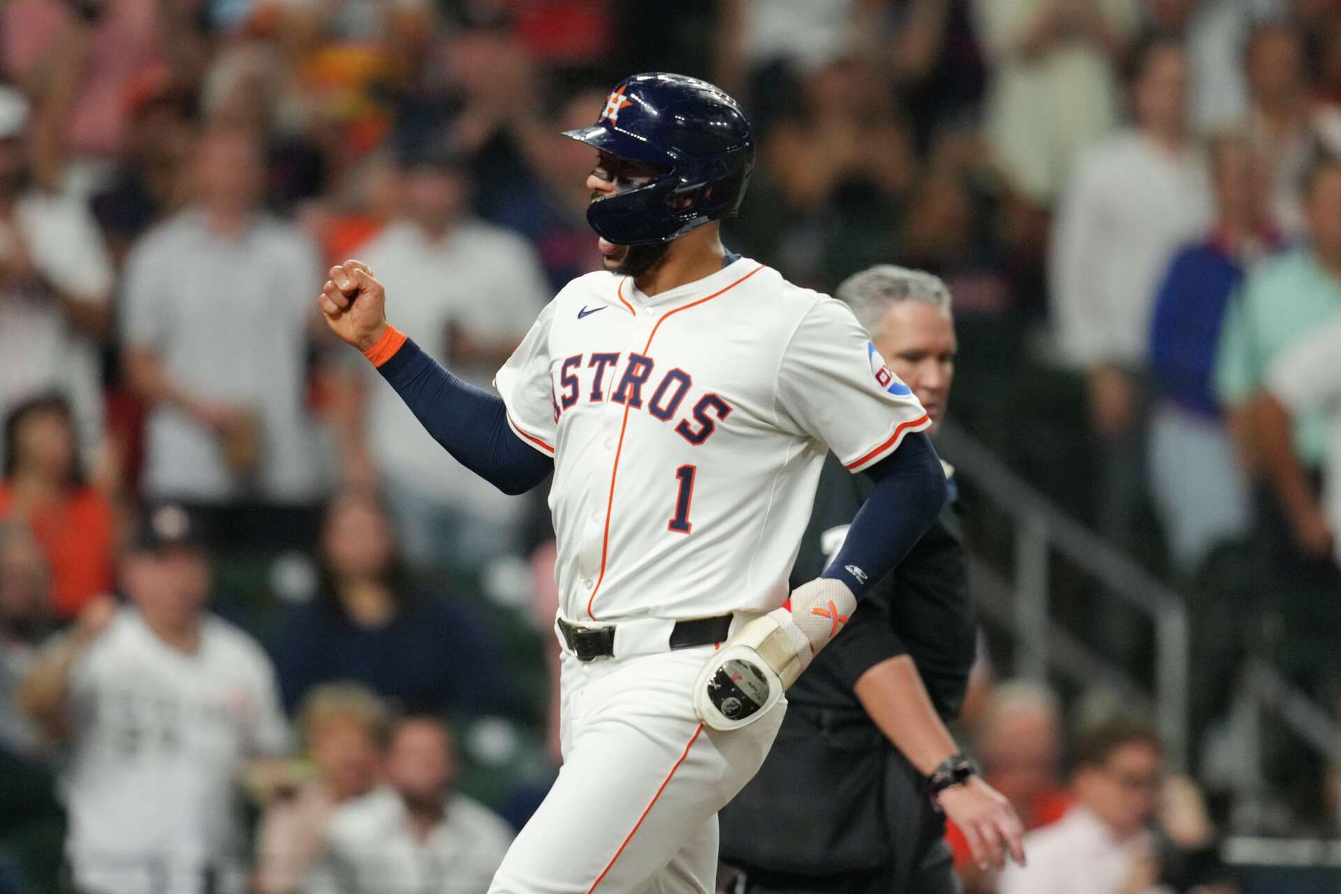 Astros sweep Rangers, move back into first place in AL West