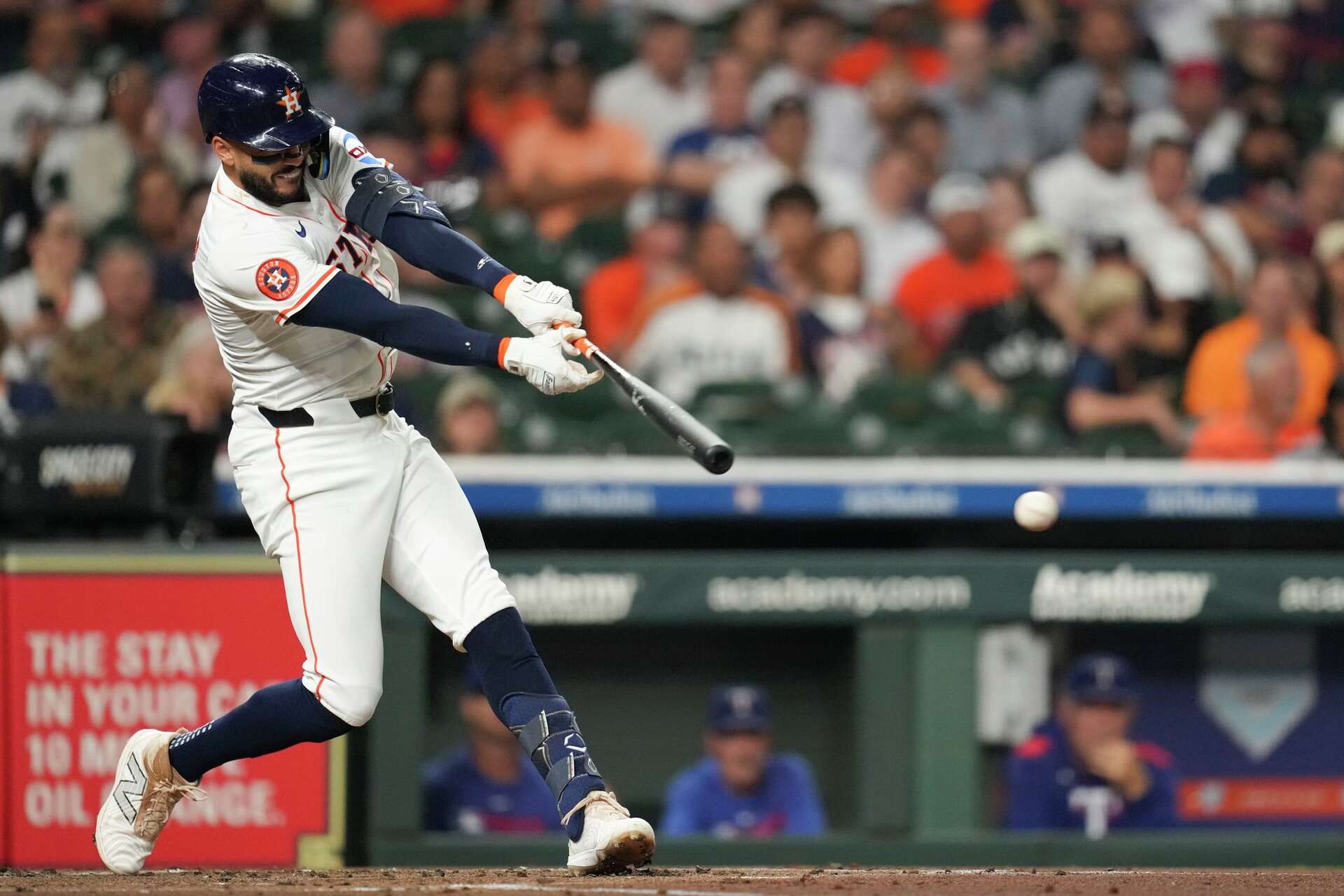 Astros sweep Rangers, move back into first place in AL West