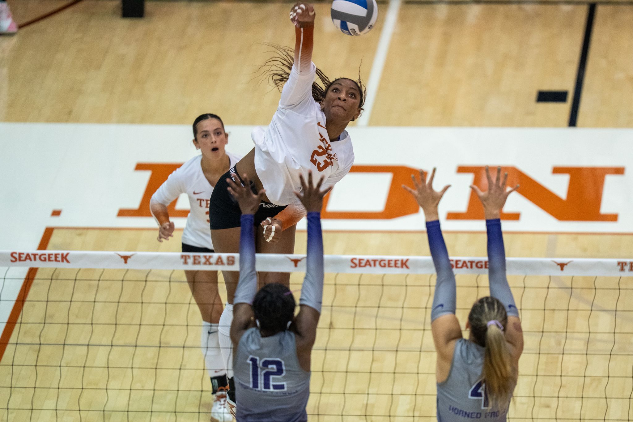 Cari Spears, Abby Vander Wal: Freshmen shining for Texas volleyball