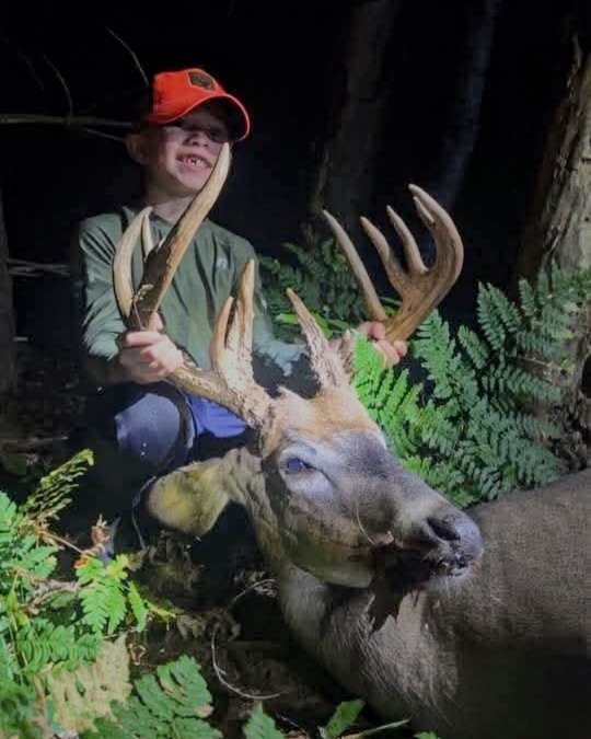 7-year-old drops 14-point buck on hunt with his dad