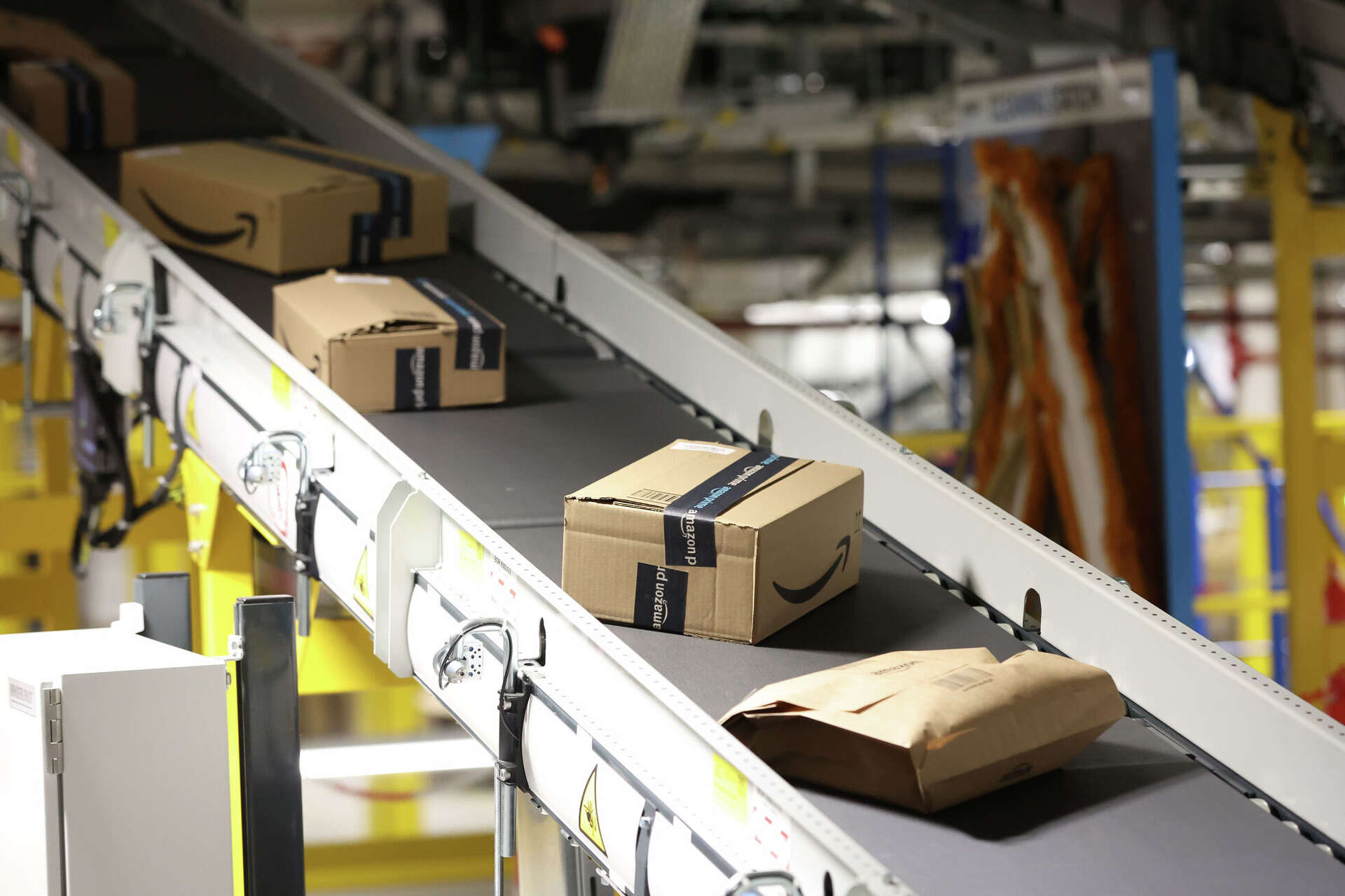 Hundreds laid off at Amazon-linked facilities in Texas