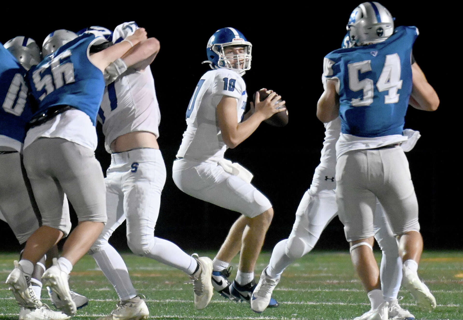 Left-handed quarterbacks make mark on CIAC football '25 season