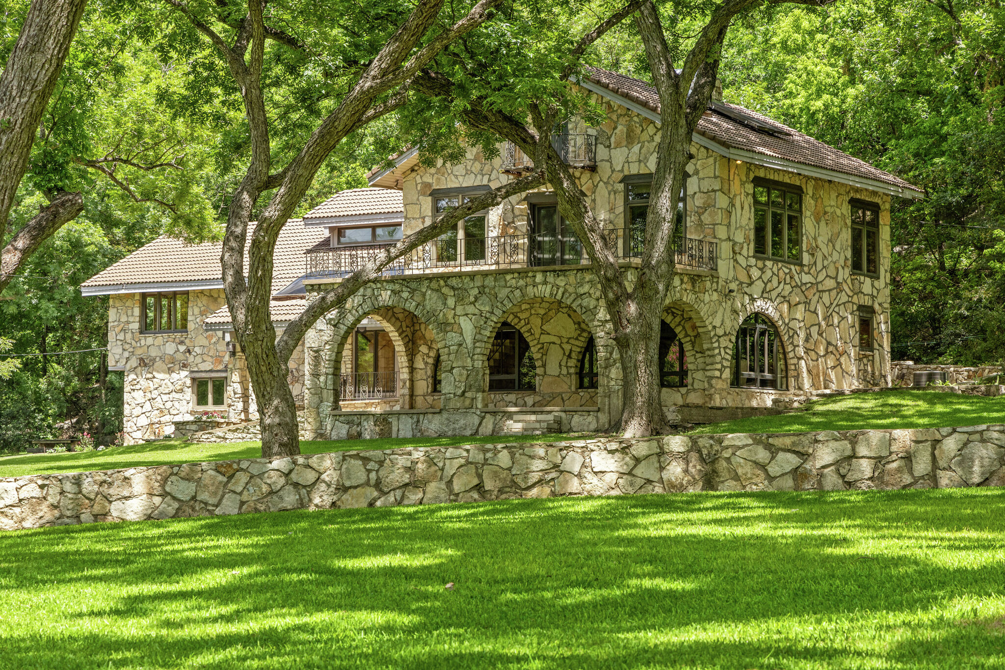 Texas retail scion’s 1930s Lake Austin estate lists for $16 million