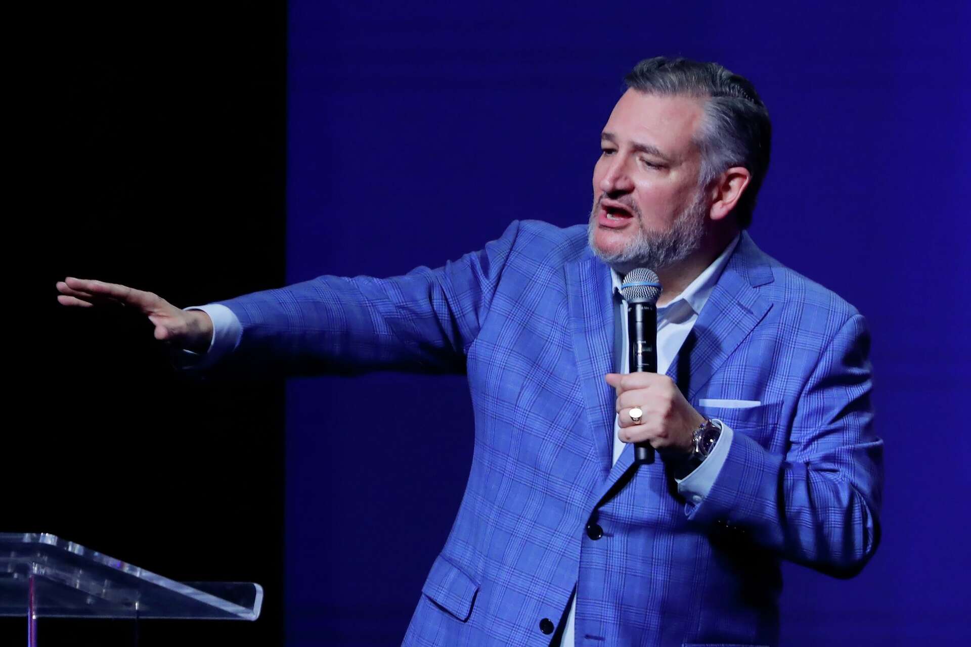 Ted Cruz responds to photo of him flying out of Texas before storm