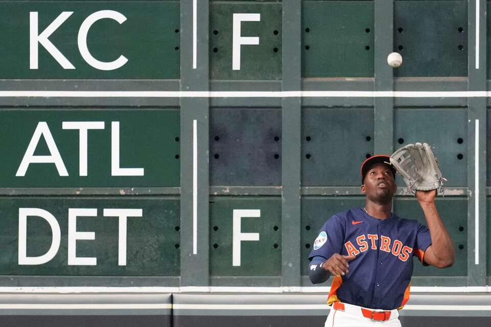 Astros swept by Mariners, left to fight for playoff spot