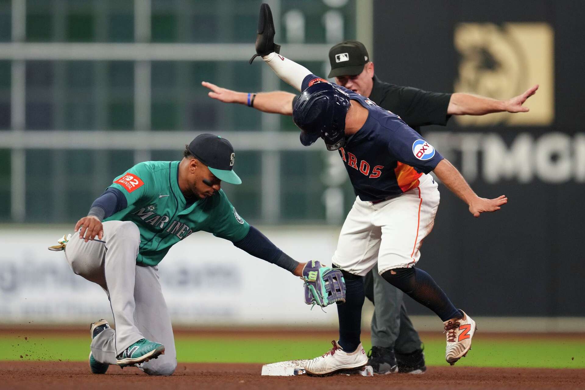 Astros swept by Mariners, left to fight for playoff spot