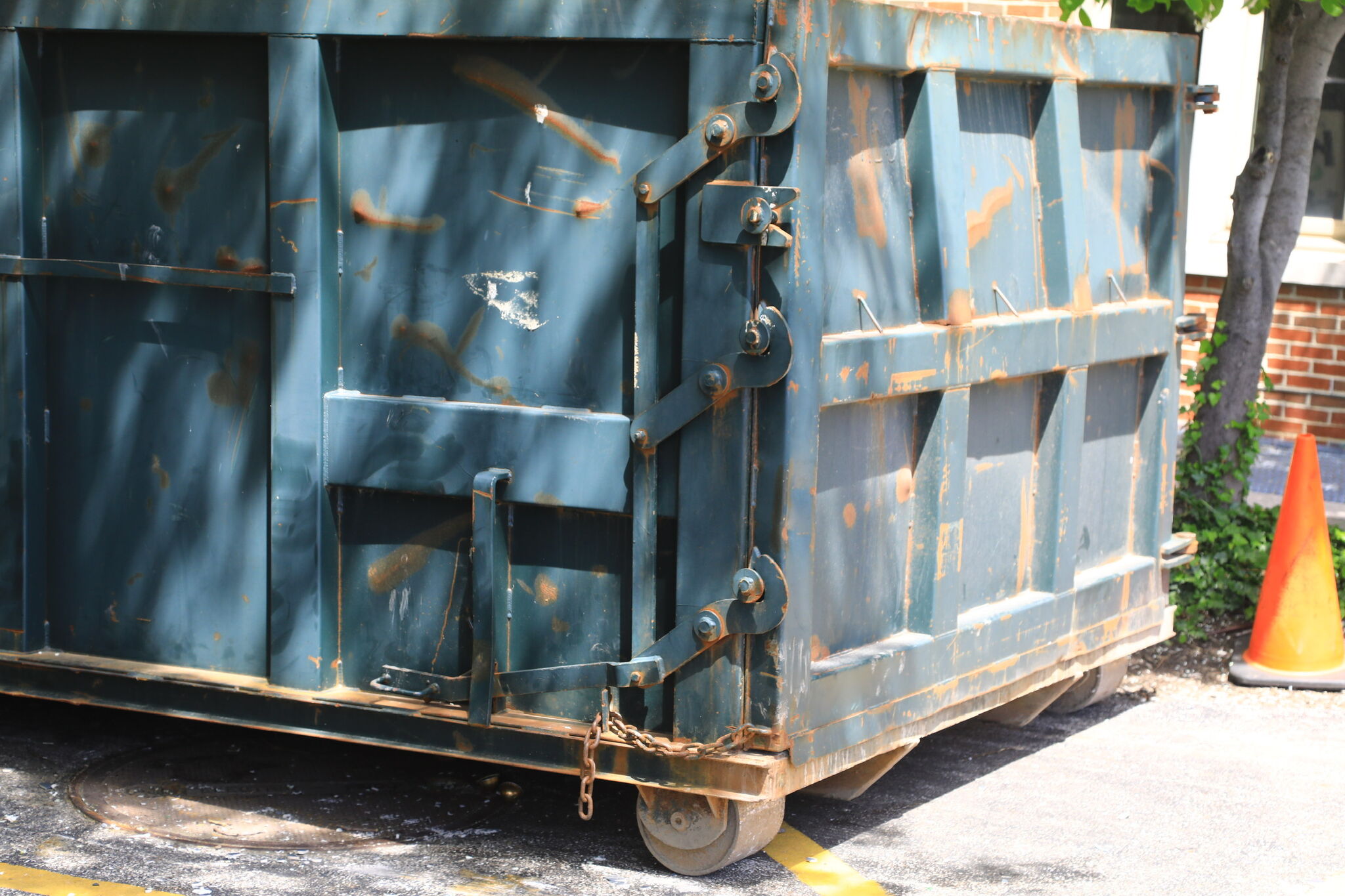 22-year-old mom accused of abandoning baby in dumpster