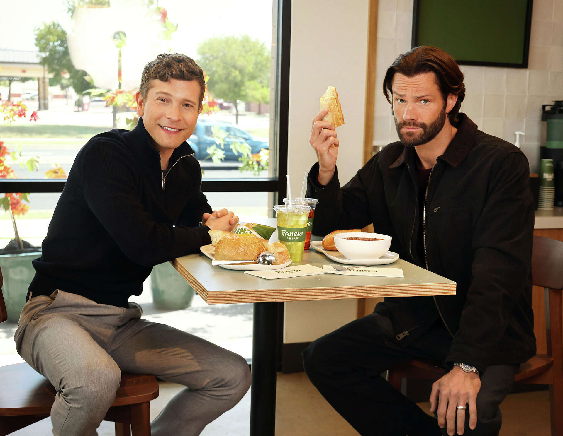 'Gilmore Girls' actors star in new Panera Bread ad