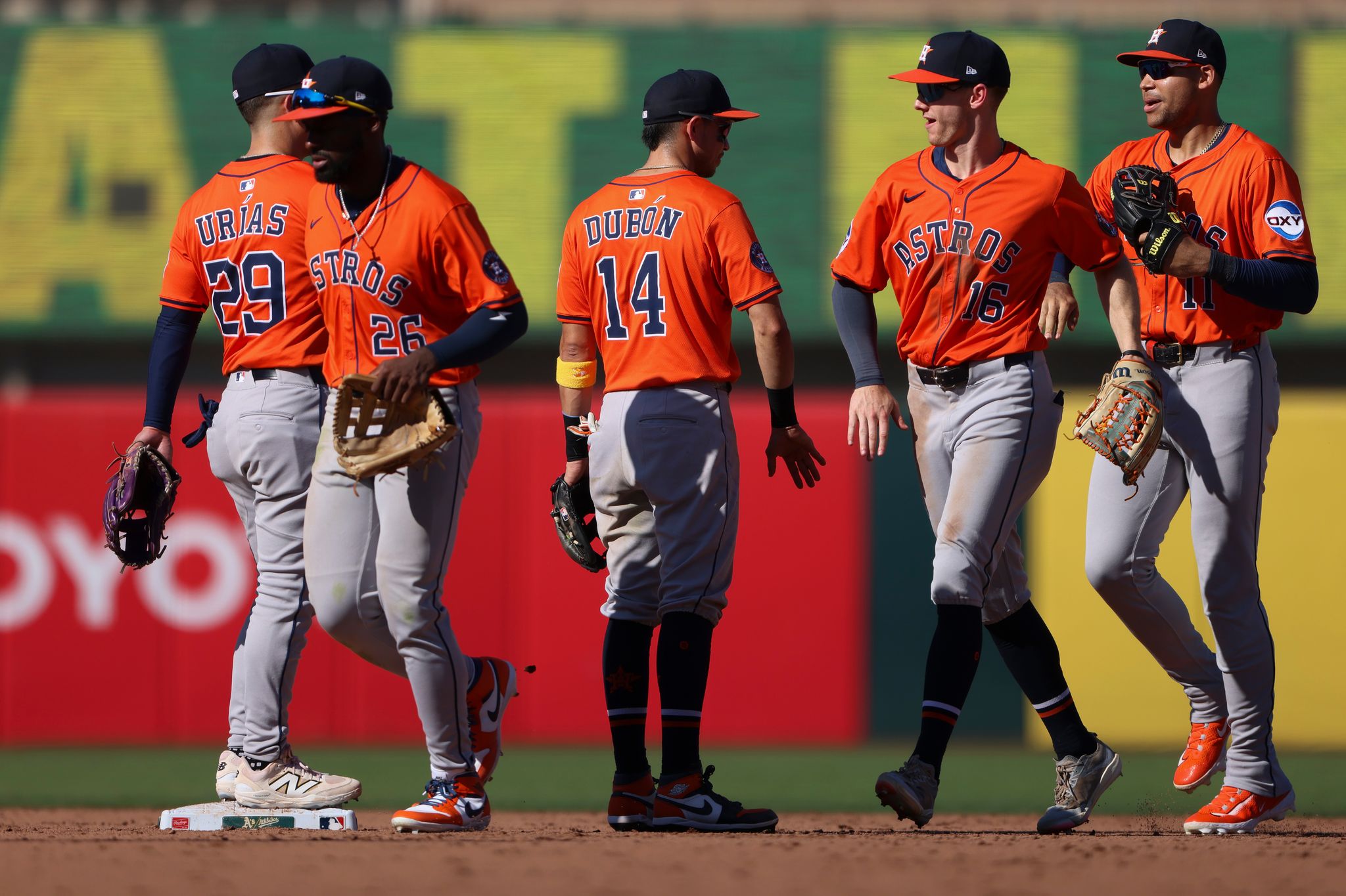 Houston Astros show some life to beat A's, keep playoff hopes alive