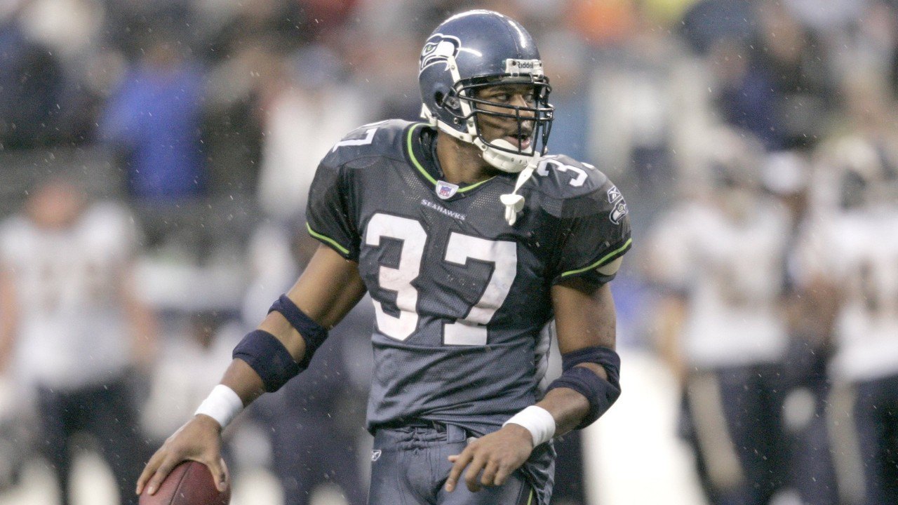 Former NFL MVP Shaun Alexander Reveals His Wife Valerie Is Pregnant ...