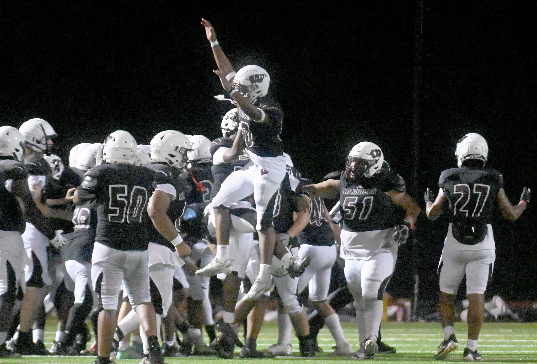 Windsor football holds off Newtown behind Robinson's big game