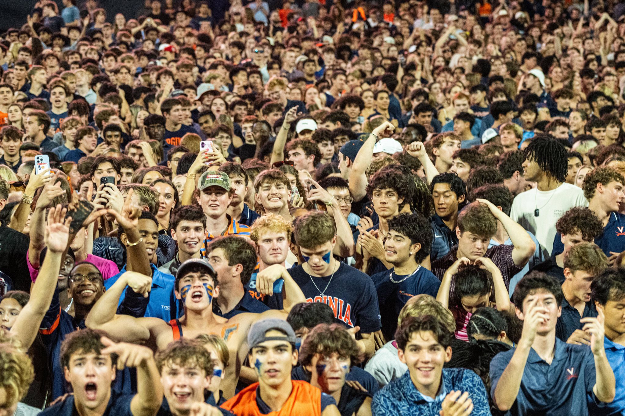 Virginia fans instantly storm field after upset victory over No. 8 Florida State