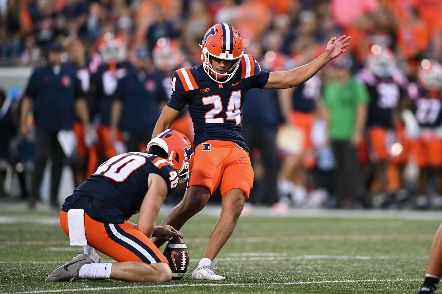 Video: Illinois kicker David Olano field goal beats USC football