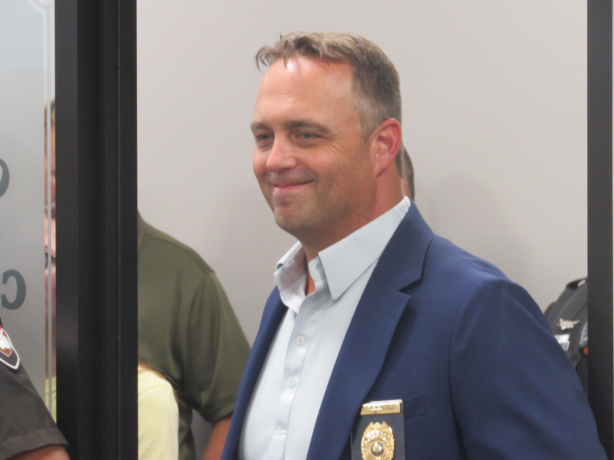 Jerseyville police chief retires, honored with emotional farewell
