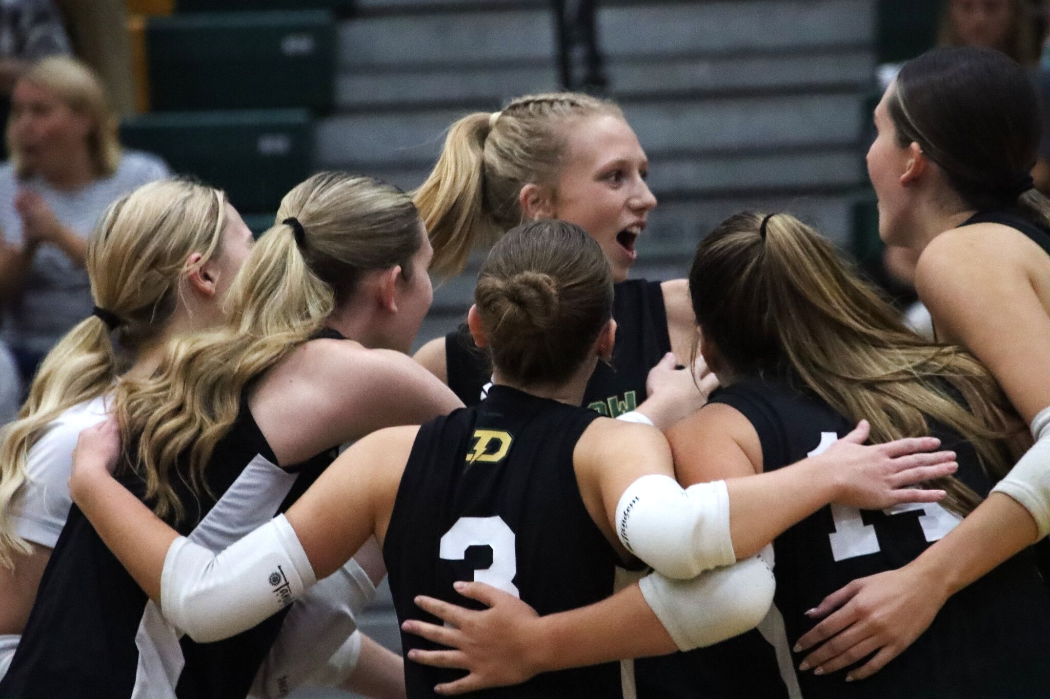 mount-pleasant-dow-volleyball-sweep