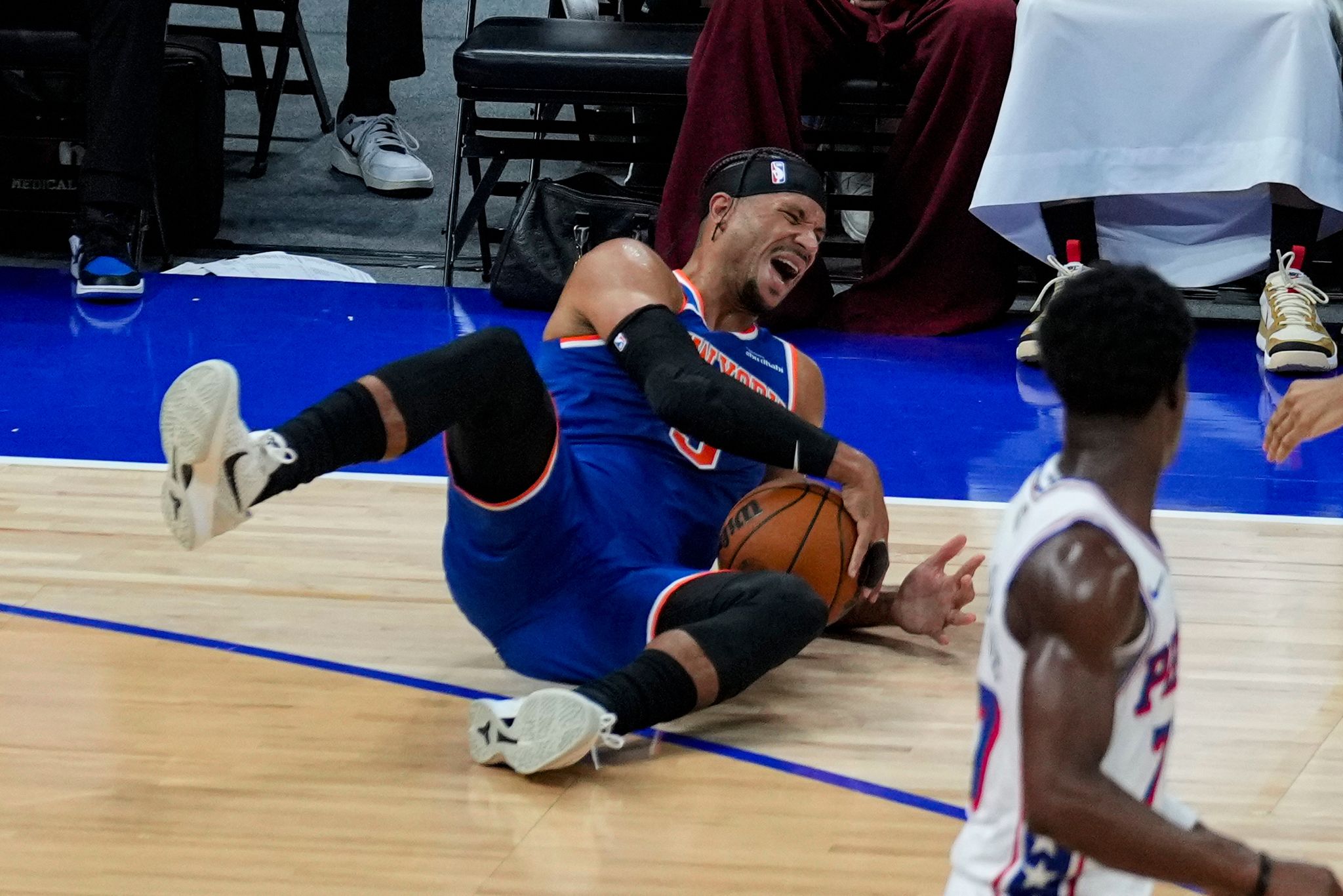 Josh Hart ejected from Knicks' preseason game after slipping to court and throwing ball