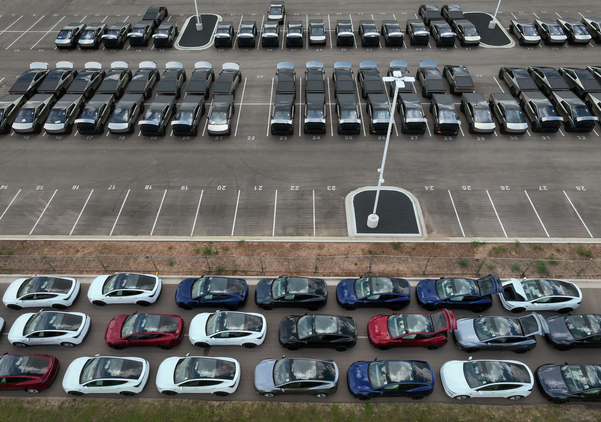 Tesla Q4 deliveries forecast: sales to drop 15% YoY