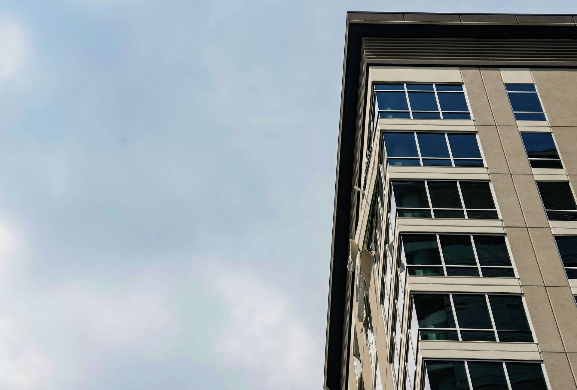 6 people injured in downtown Houston high-rise explosion