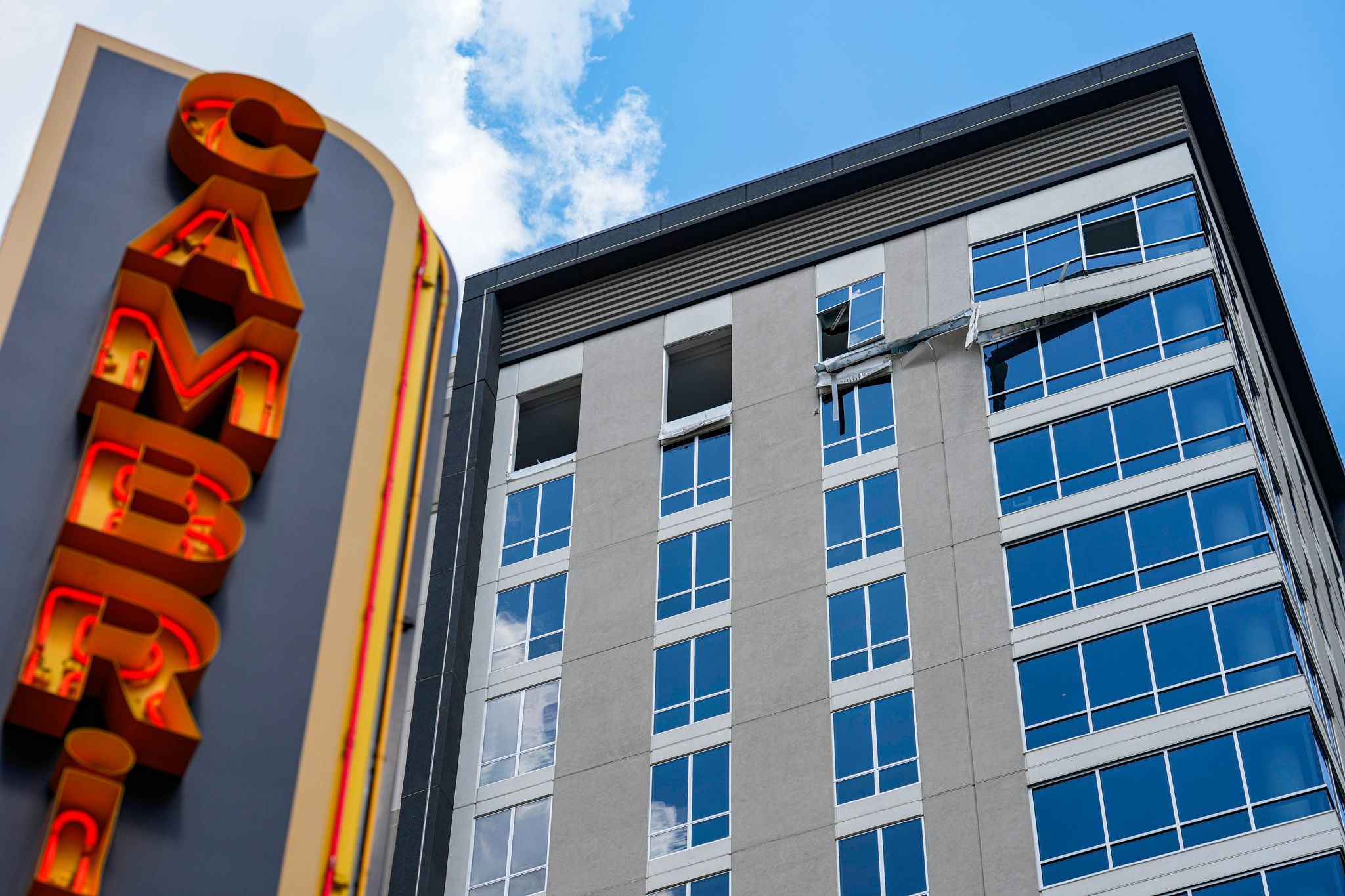 6 people injured in downtown Houston high-rise explosion