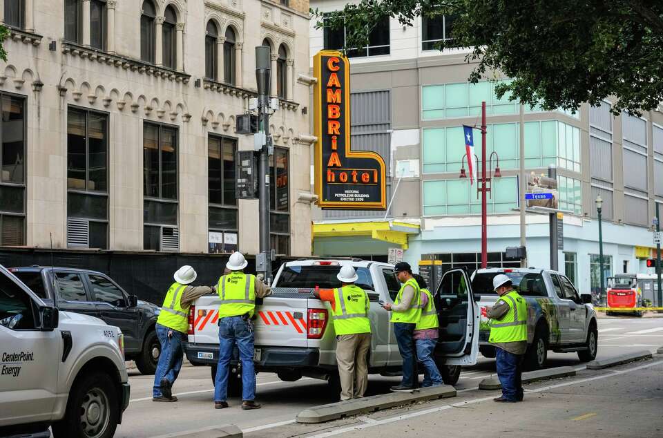 6 people injured in downtown Houston high-rise explosion