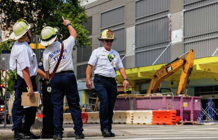 6 people injured in downtown Houston high-rise explosion