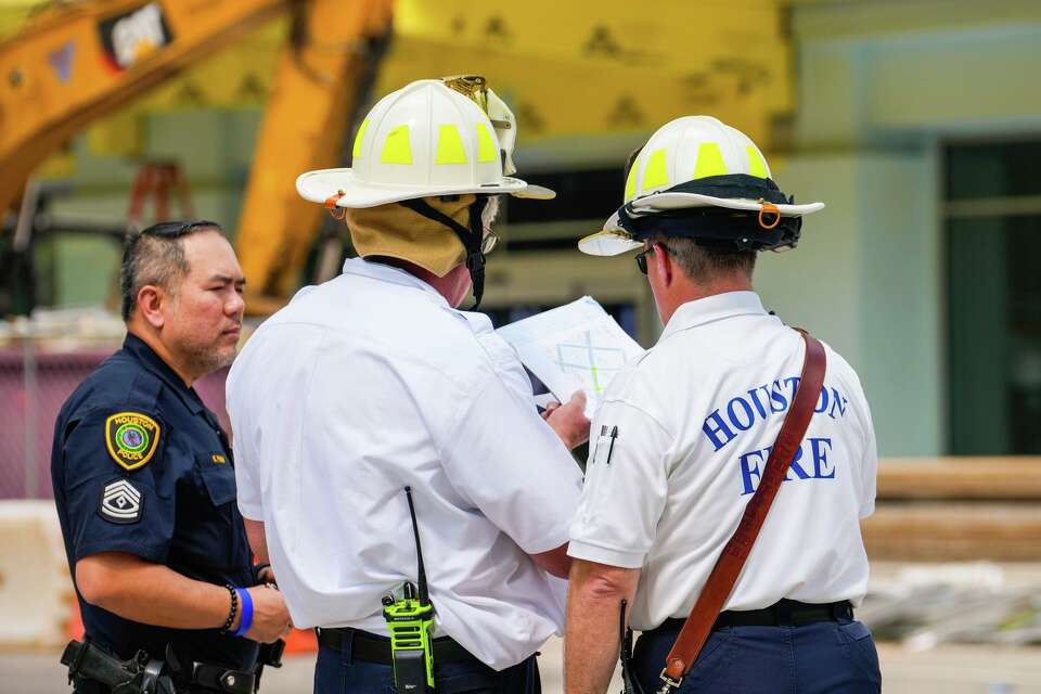 6 people injured in downtown Houston high-rise explosion