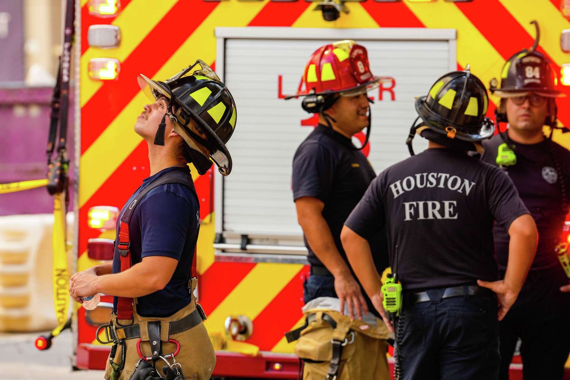 6 people injured in downtown Houston high-rise explosion