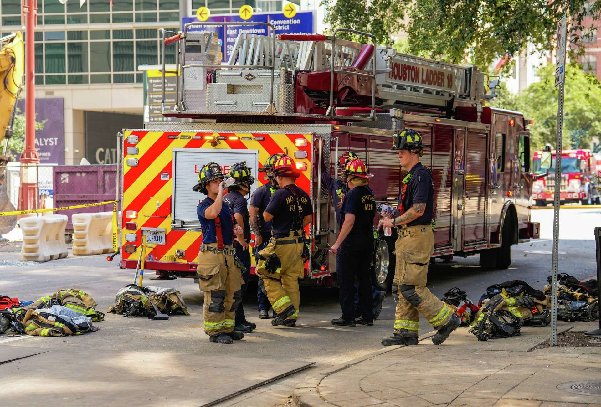 6 people injured in downtown Houston high-rise explosion