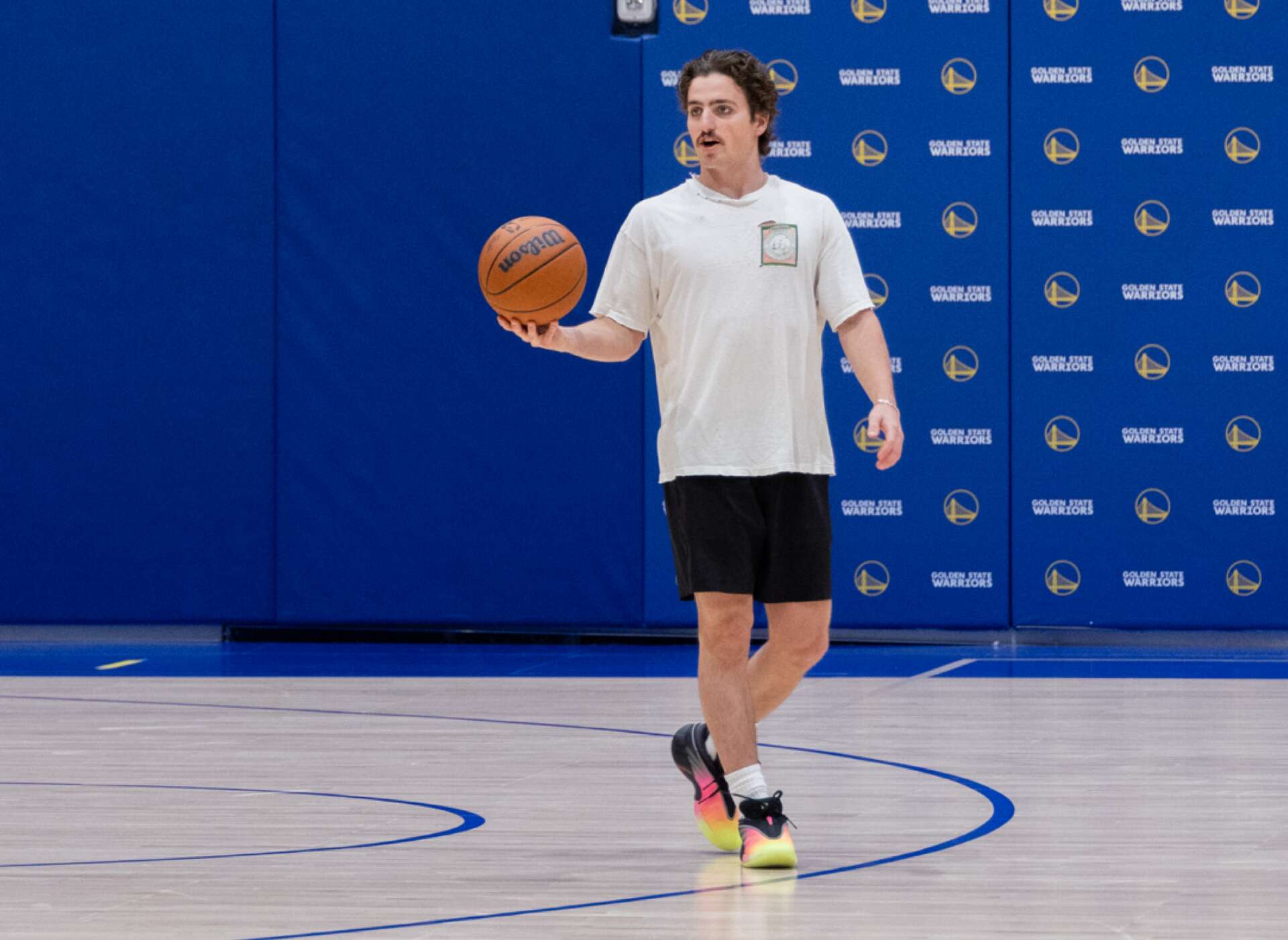 Benson Boone shoots hoops with Steph Curry, gets a Warriors jumpsuit