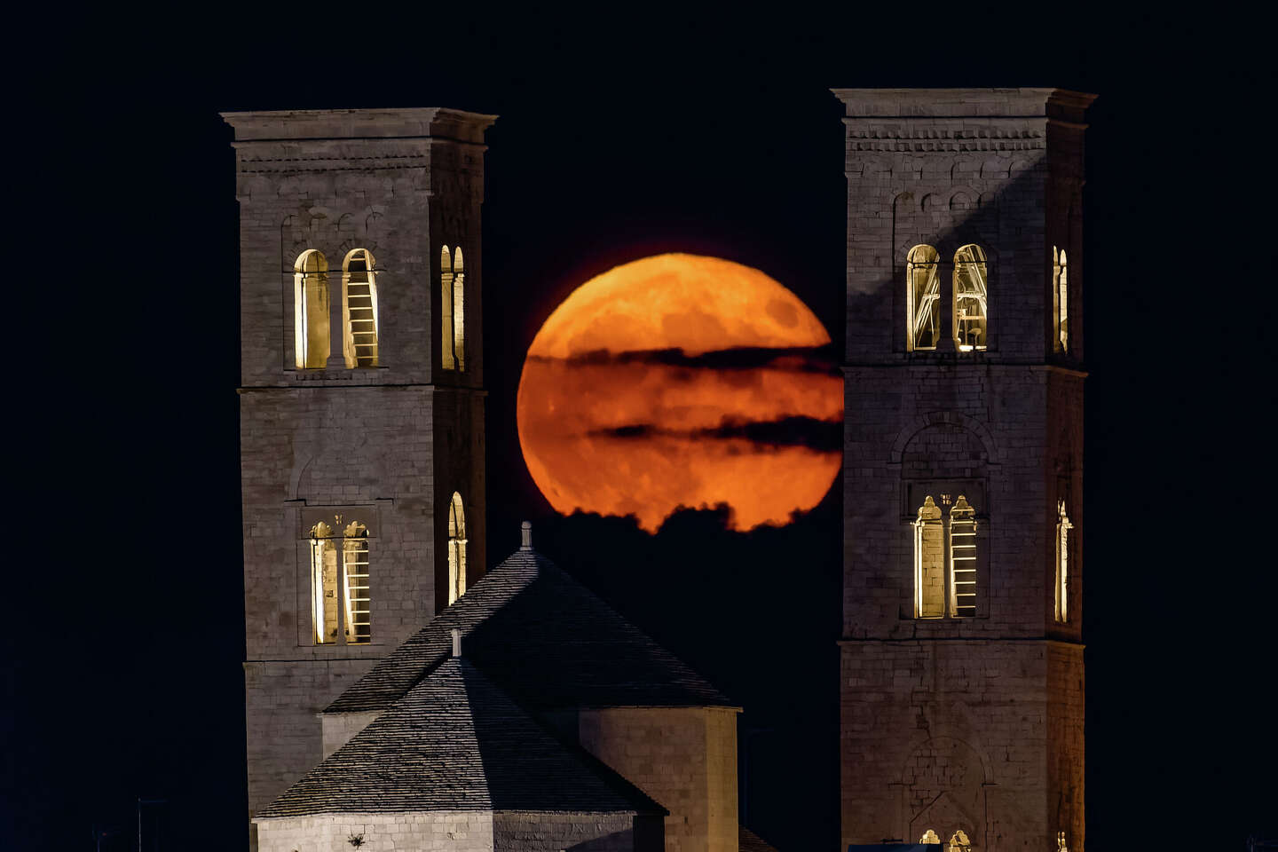 Is there a supermoon tonight? October full moon to peak Monday night