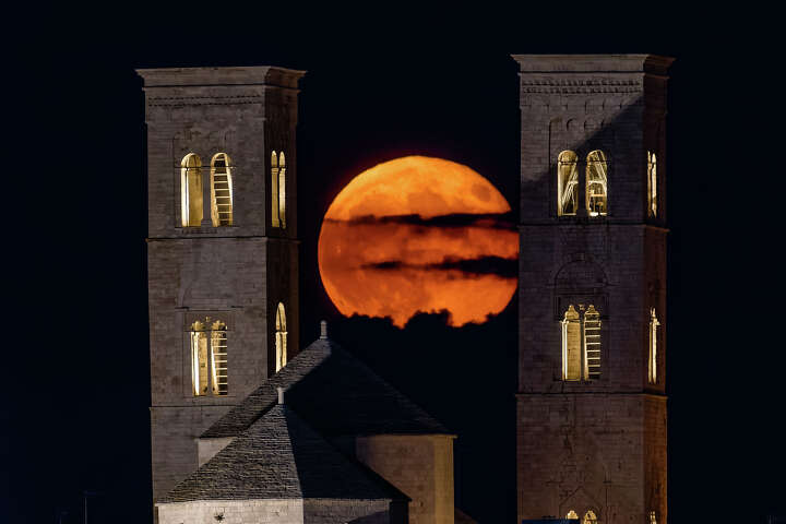 Is there a supermoon tonight? October full moon to peak Monday night