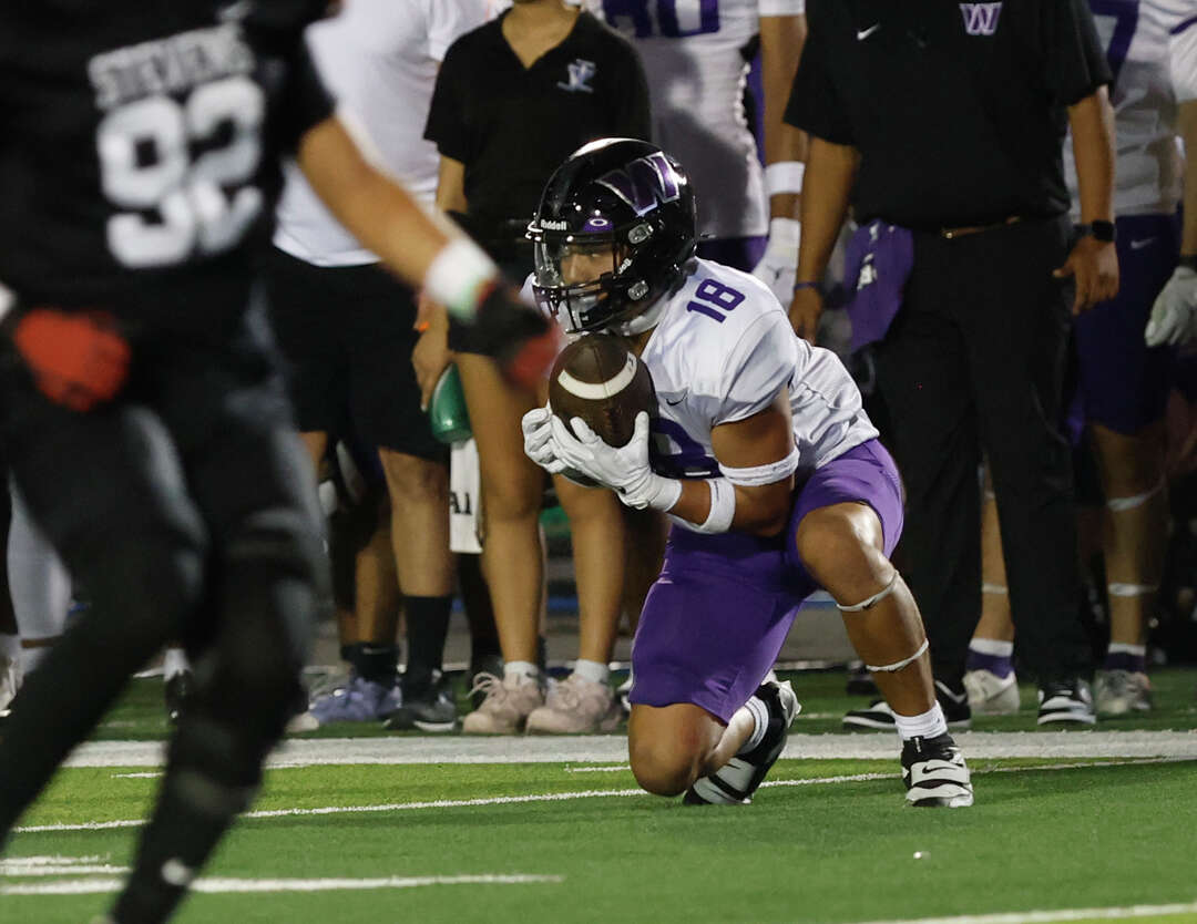Warren football outlasts Stevens for third straight district win