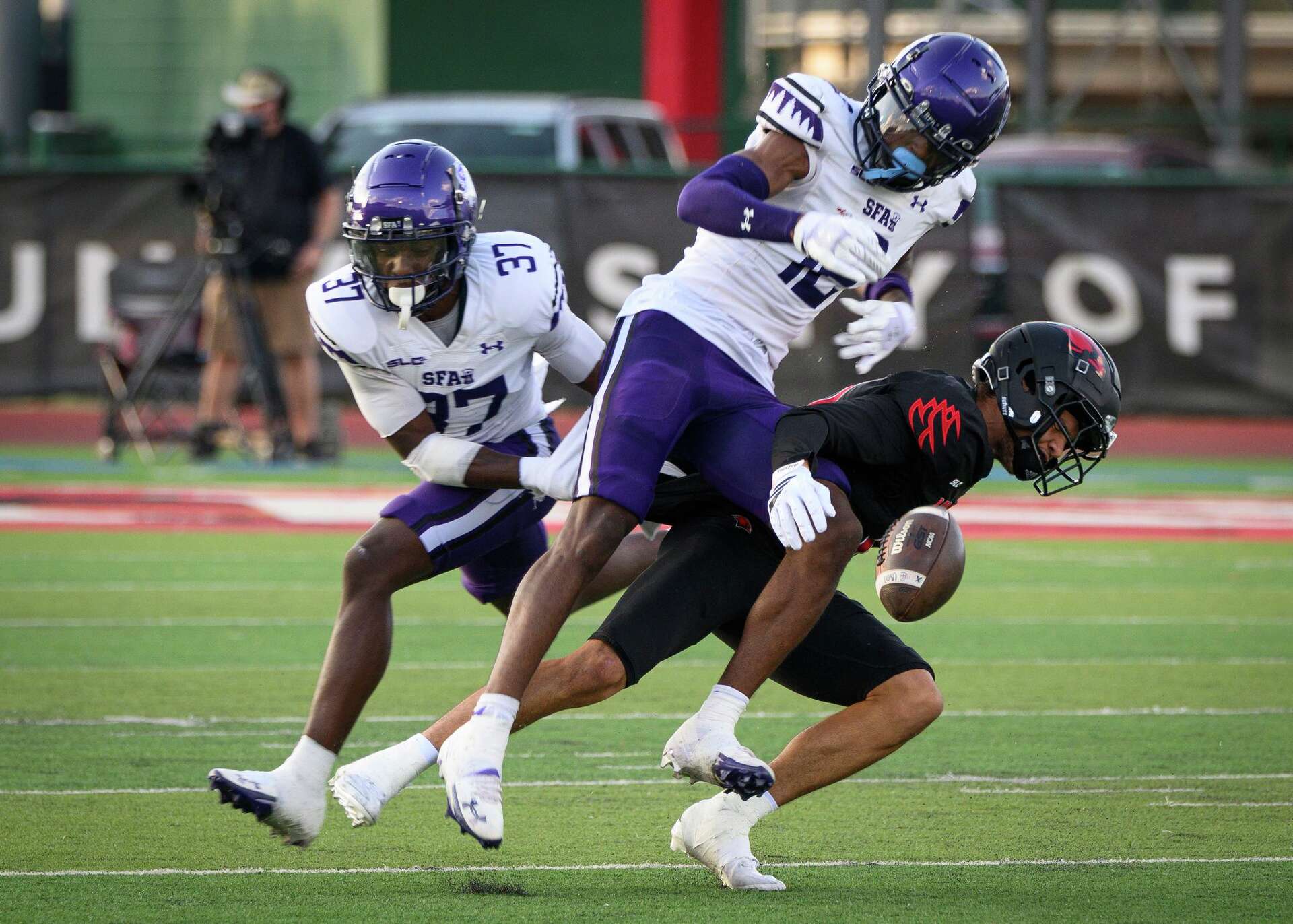 Stephen F. Austin outmuscles Incarnate Word in 31-17 win
