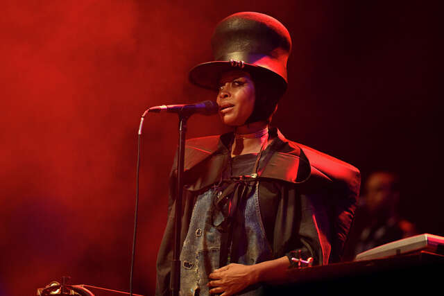 Erykah Badu's tour opener had wild issues. She's never sounded better.