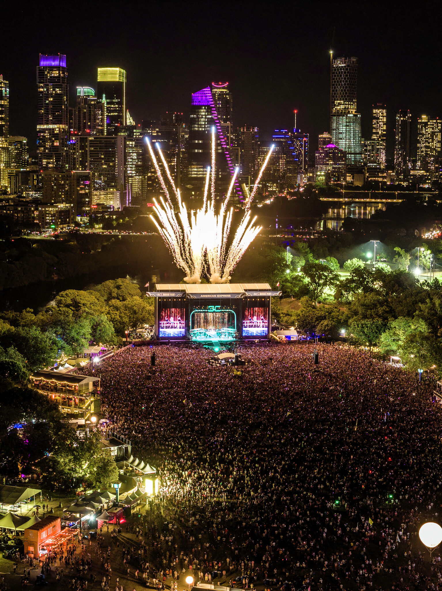 How big was Sabrina Carpenter's ACL Fest crowd? Photos of Zilker Park