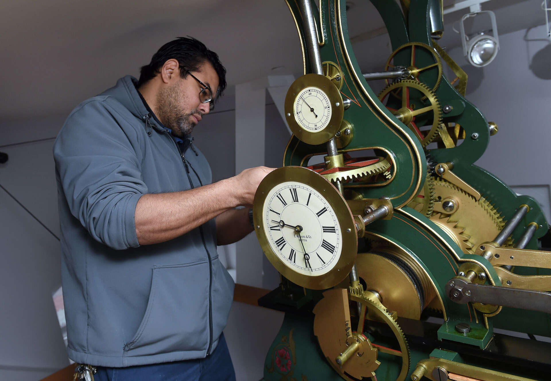 Daylight saving time 2025: See when the clocks 'fall back' in CT