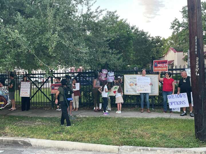 Parents at HISD's Lantrip Elementary protest teacher turnover