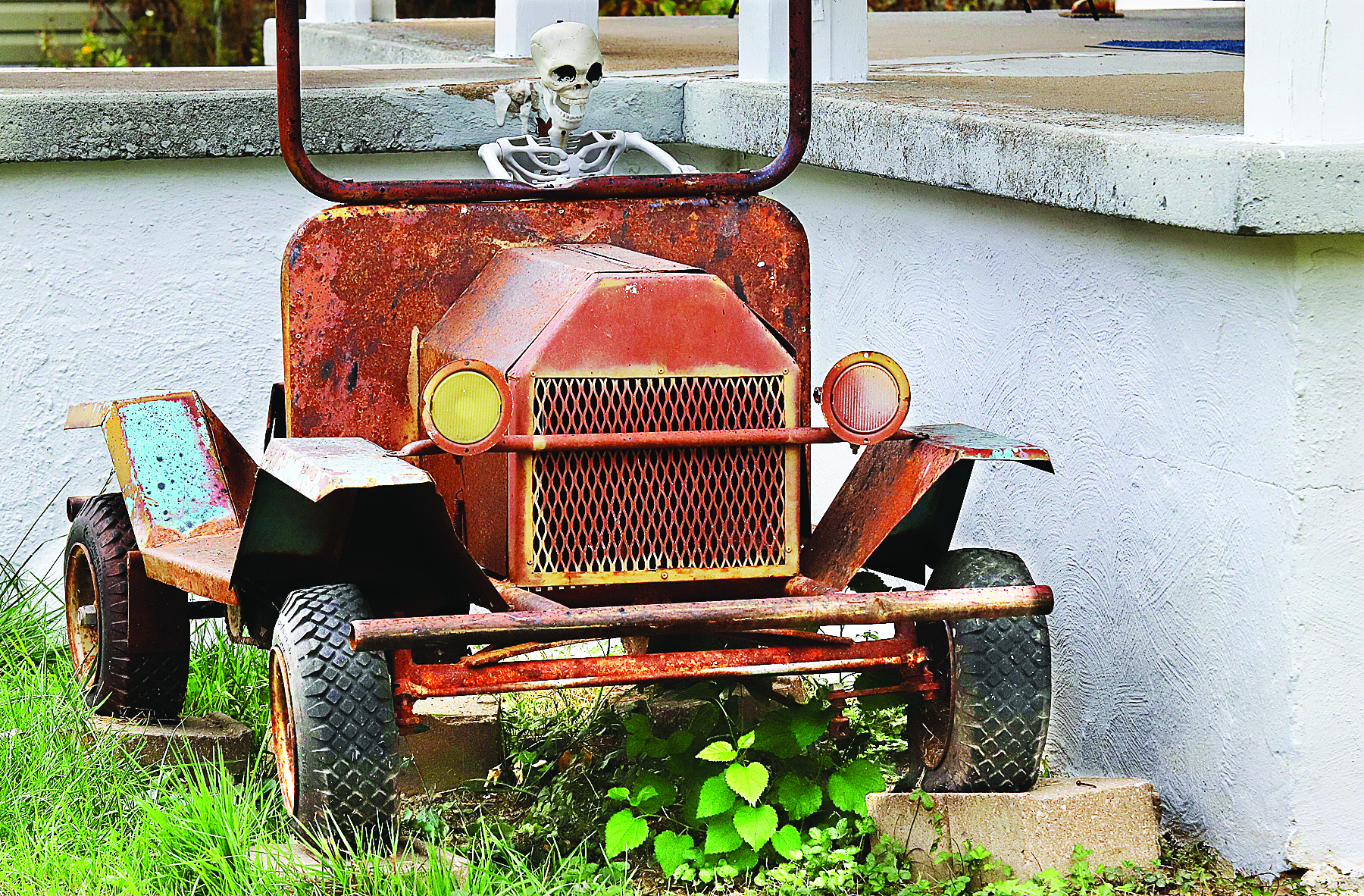 Alton skeleton Halloween display looks road-weary in car