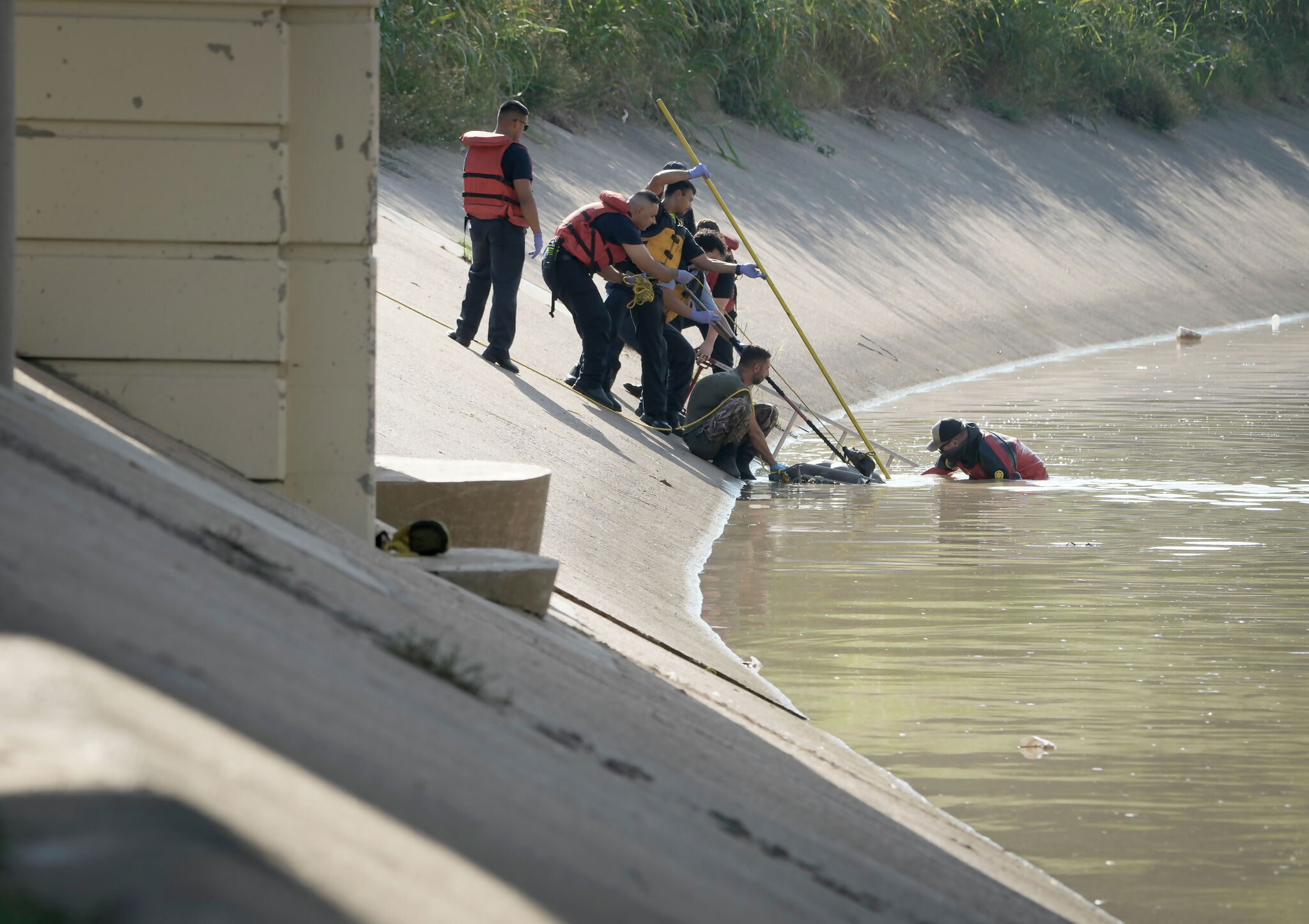 Houston police recover body from White Oak Bayou under I-45 and I-10