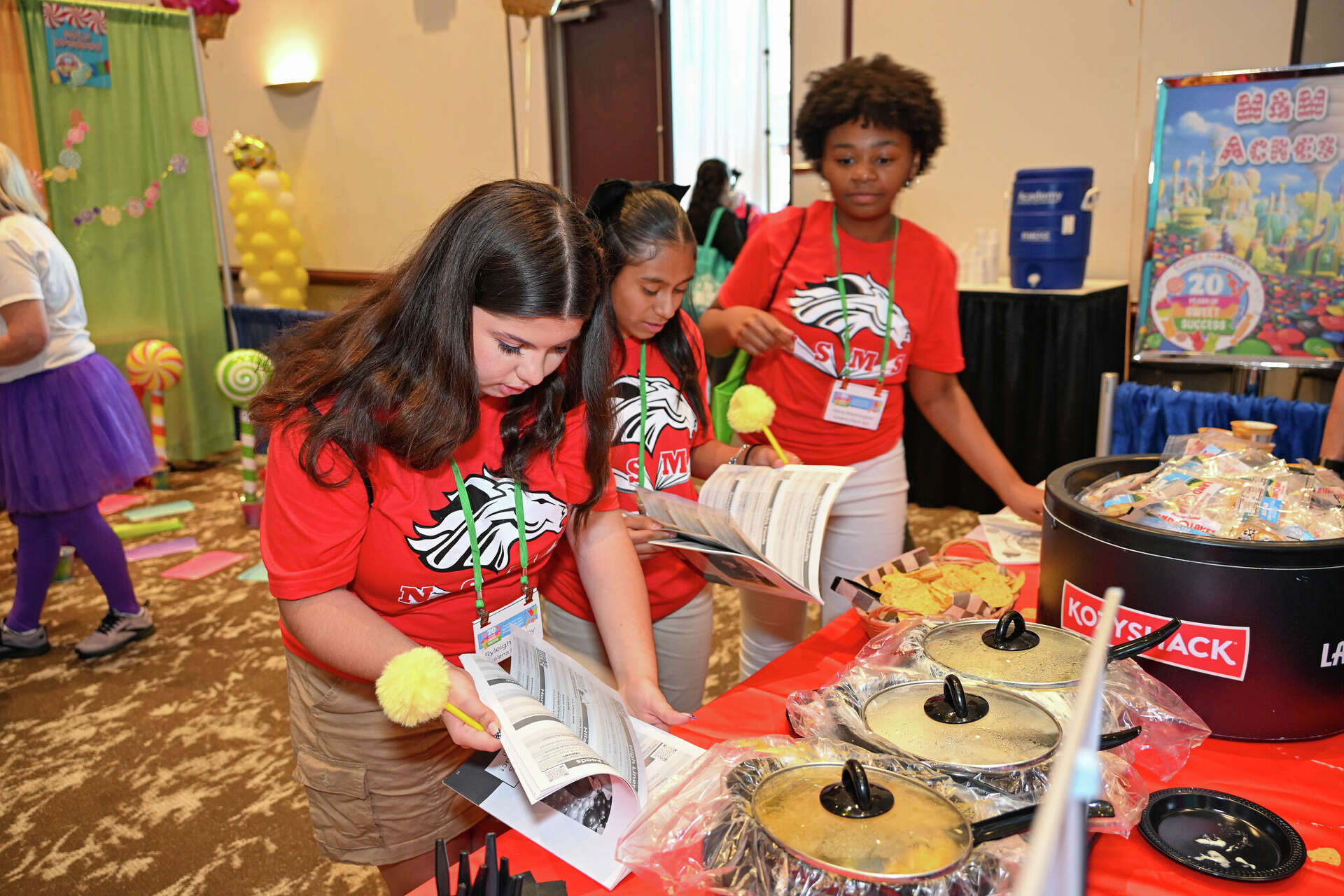Hundreds of Harris County students taste test new cafeteria food
